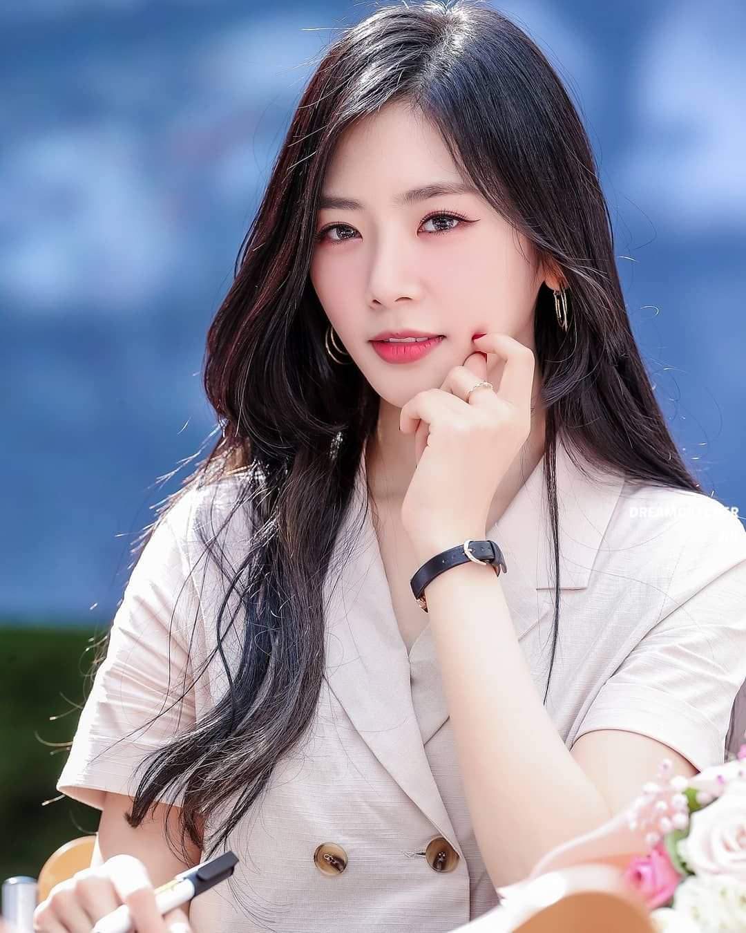 JiU | Scrolller