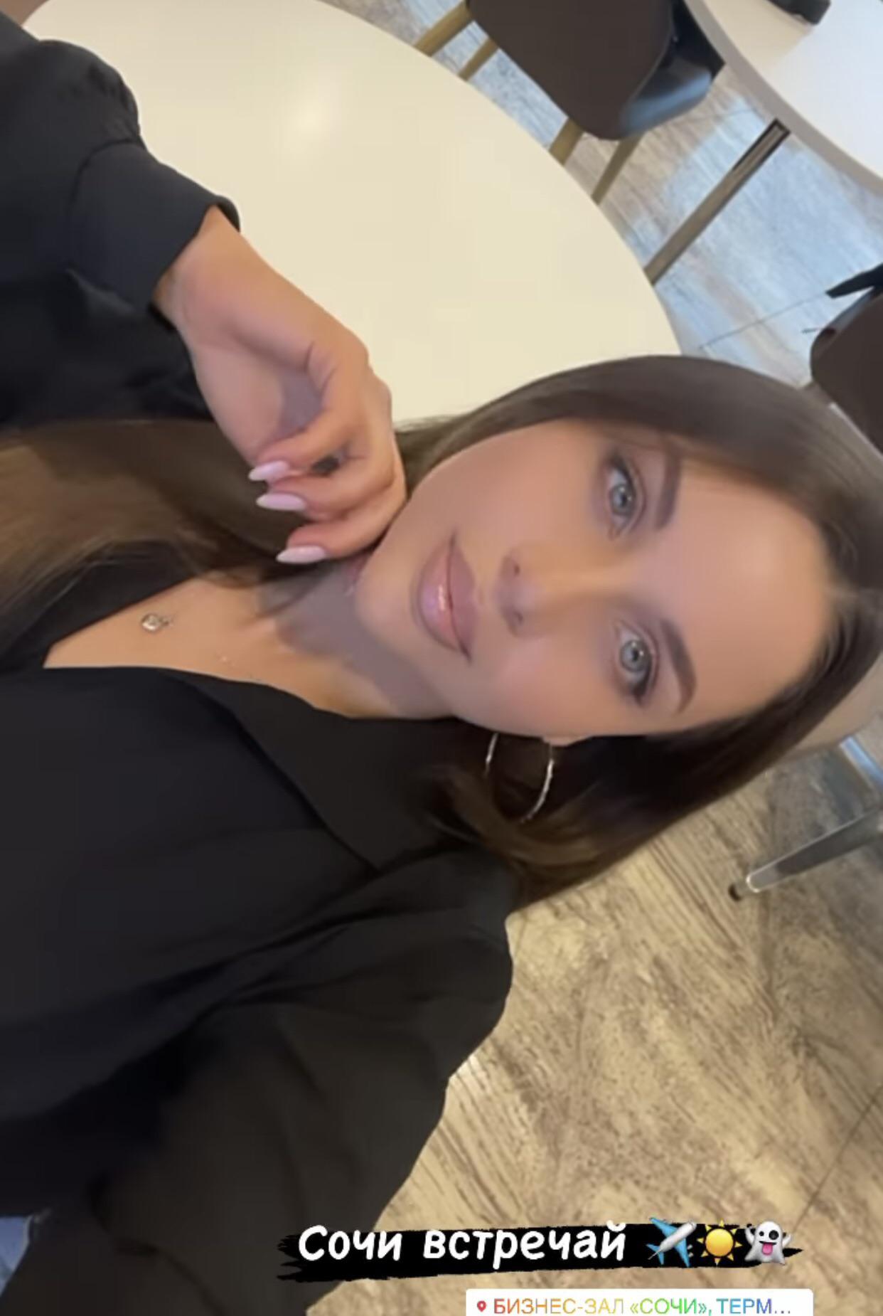 Julia Bye Bye | Scrolller