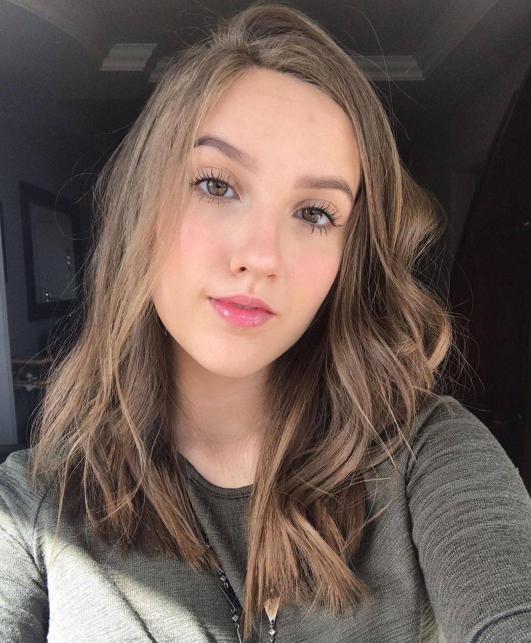 Julia Melo | Scrolller