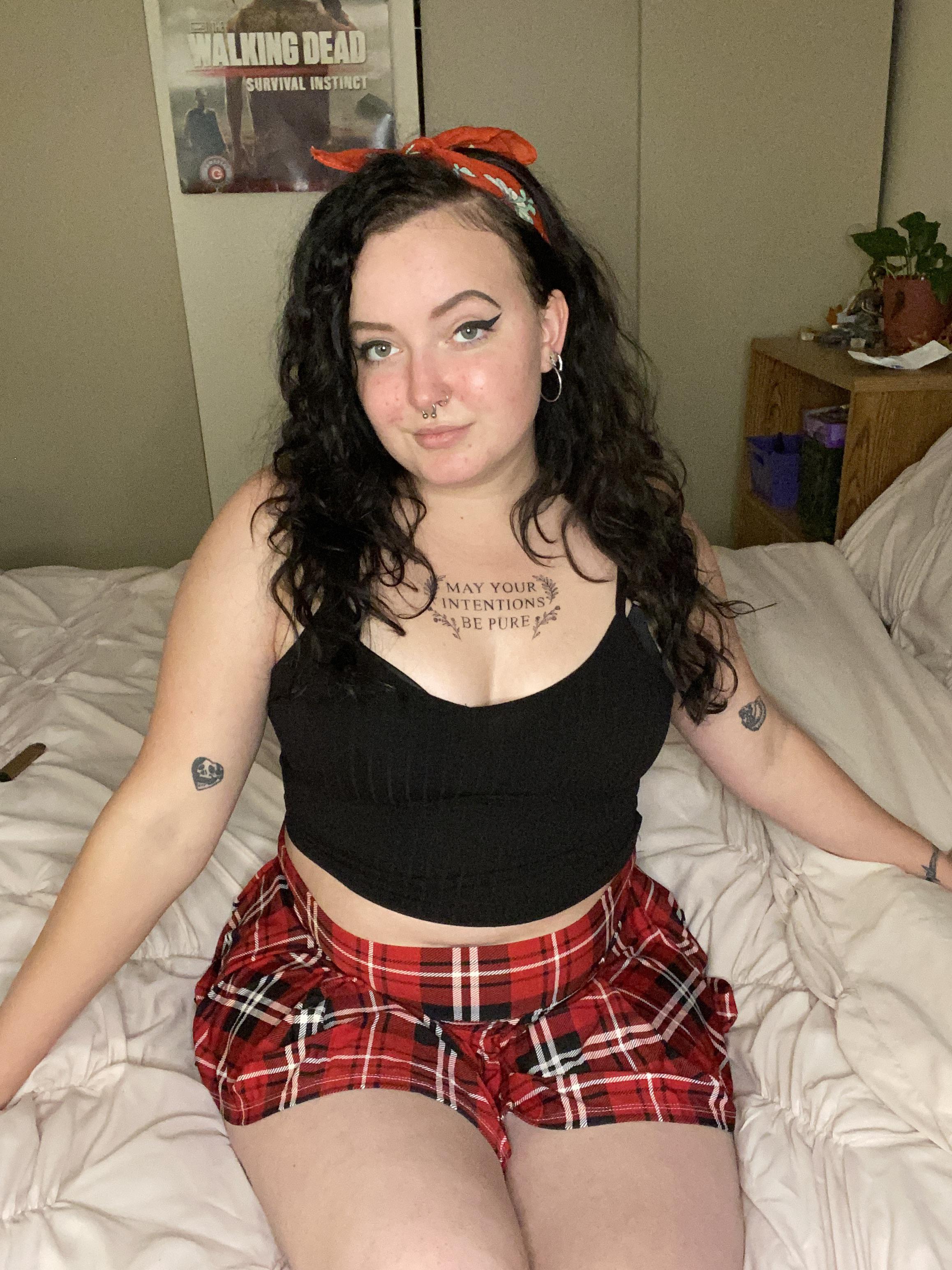 i think my curves look good in this outfit 🥰 | Scrolller