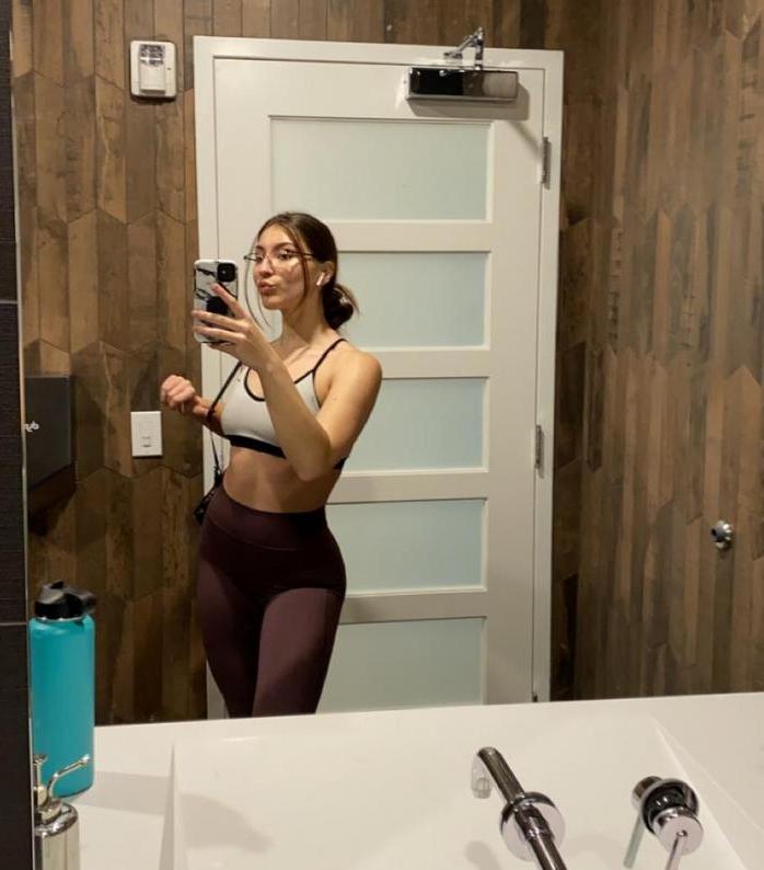 Checking up my curves.👄 | Scrolller