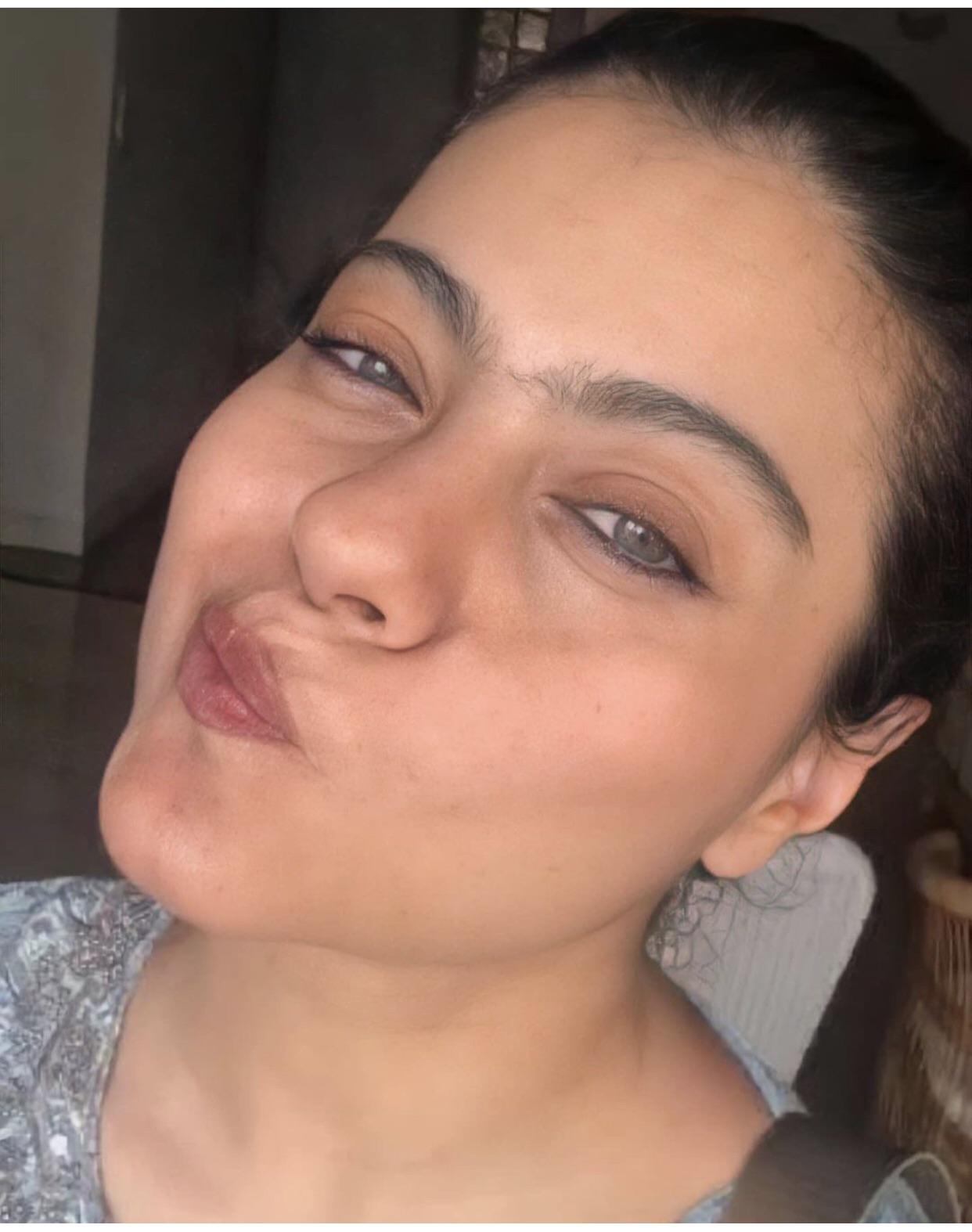 Kajol offering her cheek. Baby girl, those aren’t the cheeks I’m interested in... | Scrolller