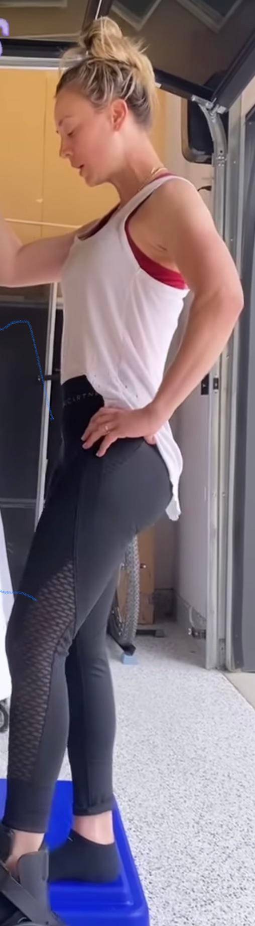 Kaley Cuoco’s tight body and perfect ass make me instantly need to stroke | Scrolller