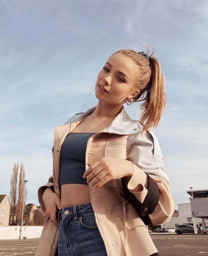 Kann mich jemand geil auf Julia Beautx machen und mich für sie zum kommen bringen? DM für Kik ...