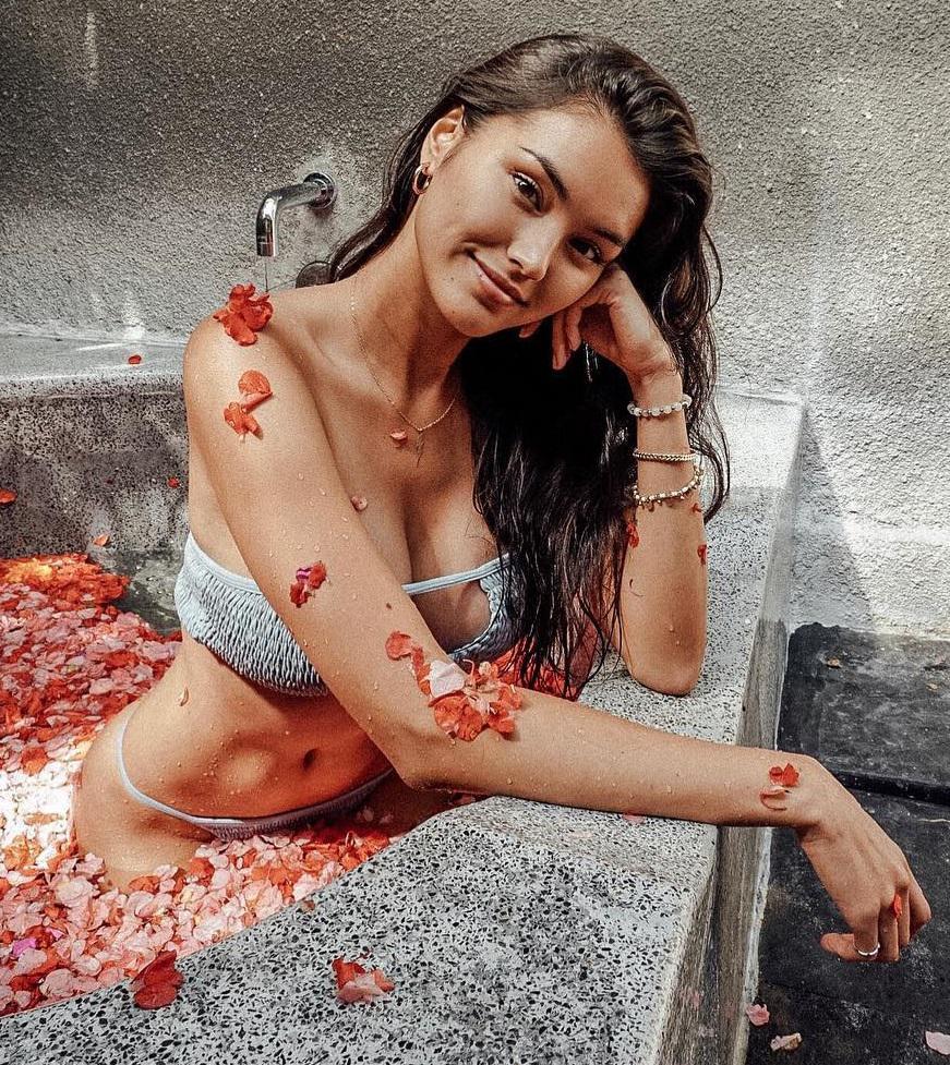 Kara Zwaanstra | Scrolller