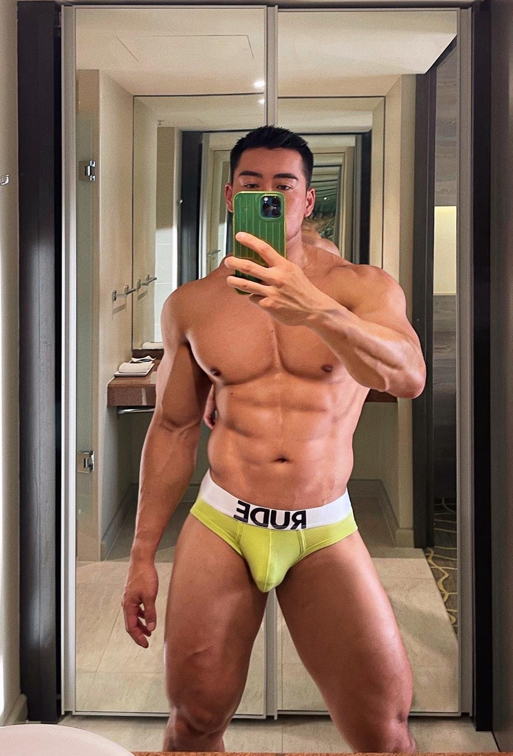 @kencmizuno Muscle boy Selfie | Scrolller