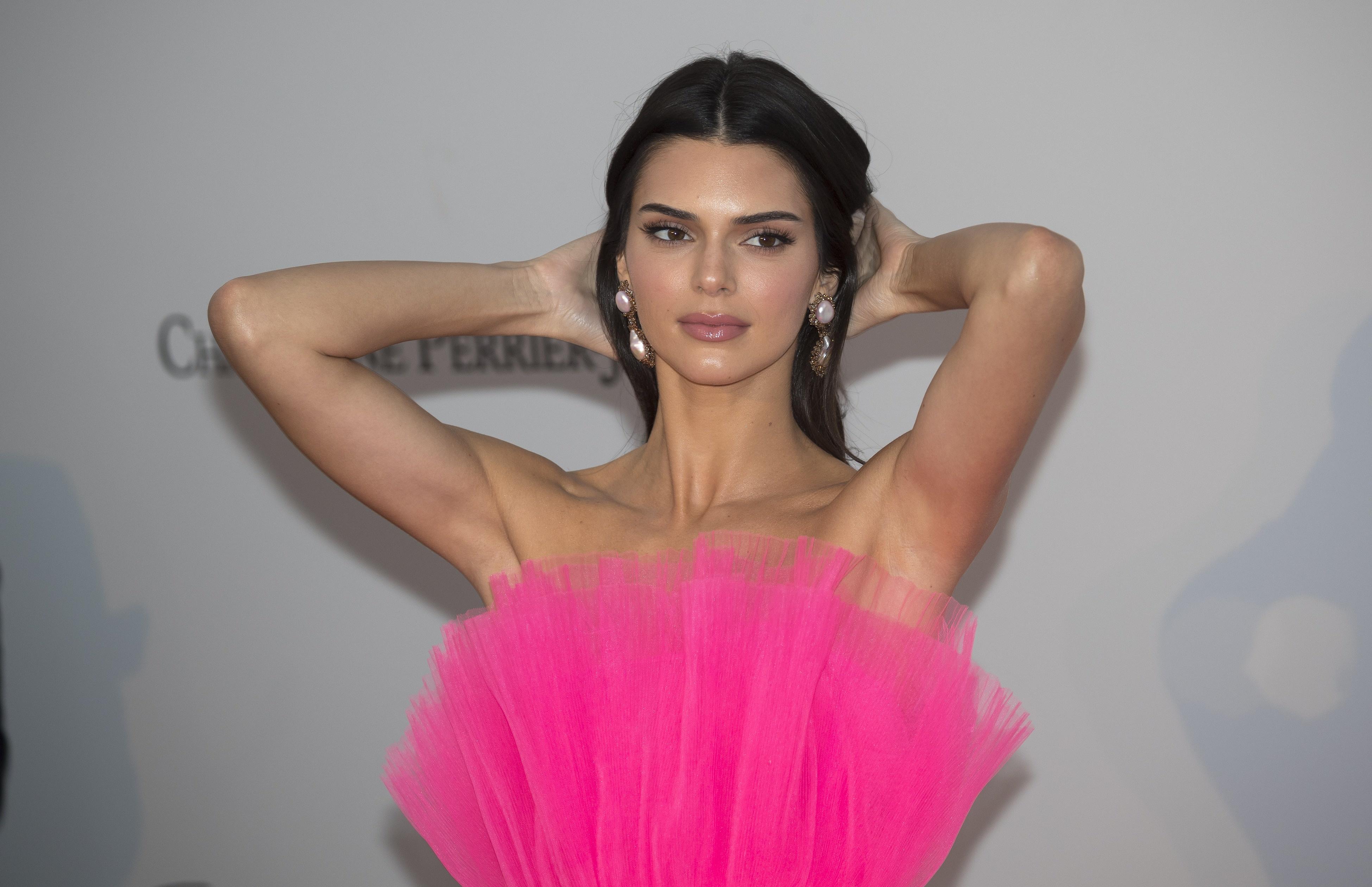 Kendall Jenner flashing her luscious, buttery underarms with a hint of stubble 😋😋😋 [UHQ] | Scrolller