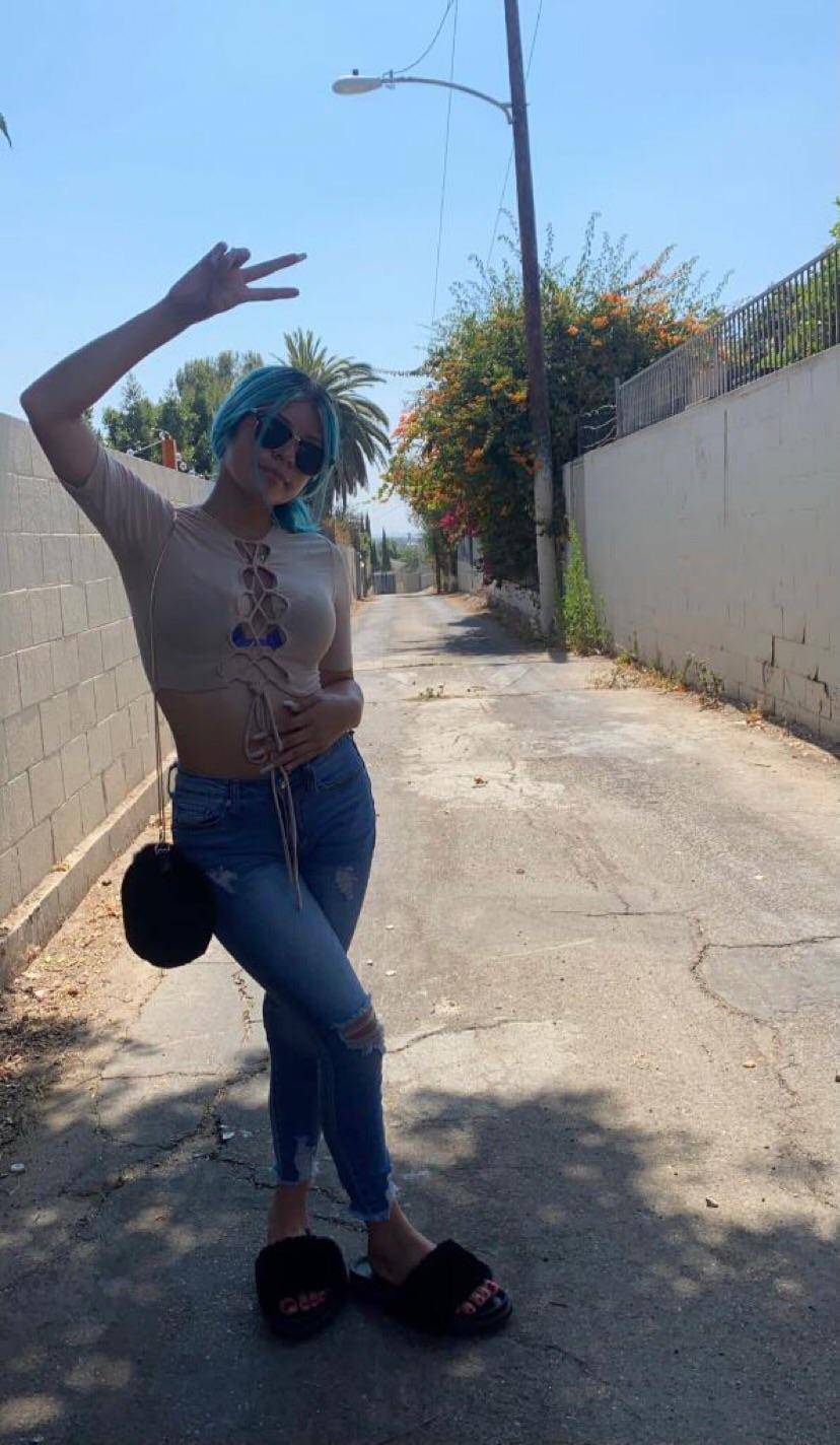 [kik throwaway12487] let’s jerk to her and her feet | Scrolller