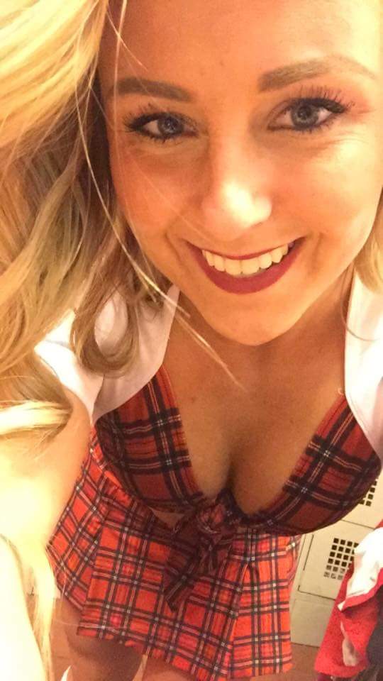 Kilt Girl Flaunting Her Goods | Scrolller