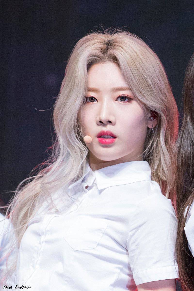 Kim Lip | Scrolller