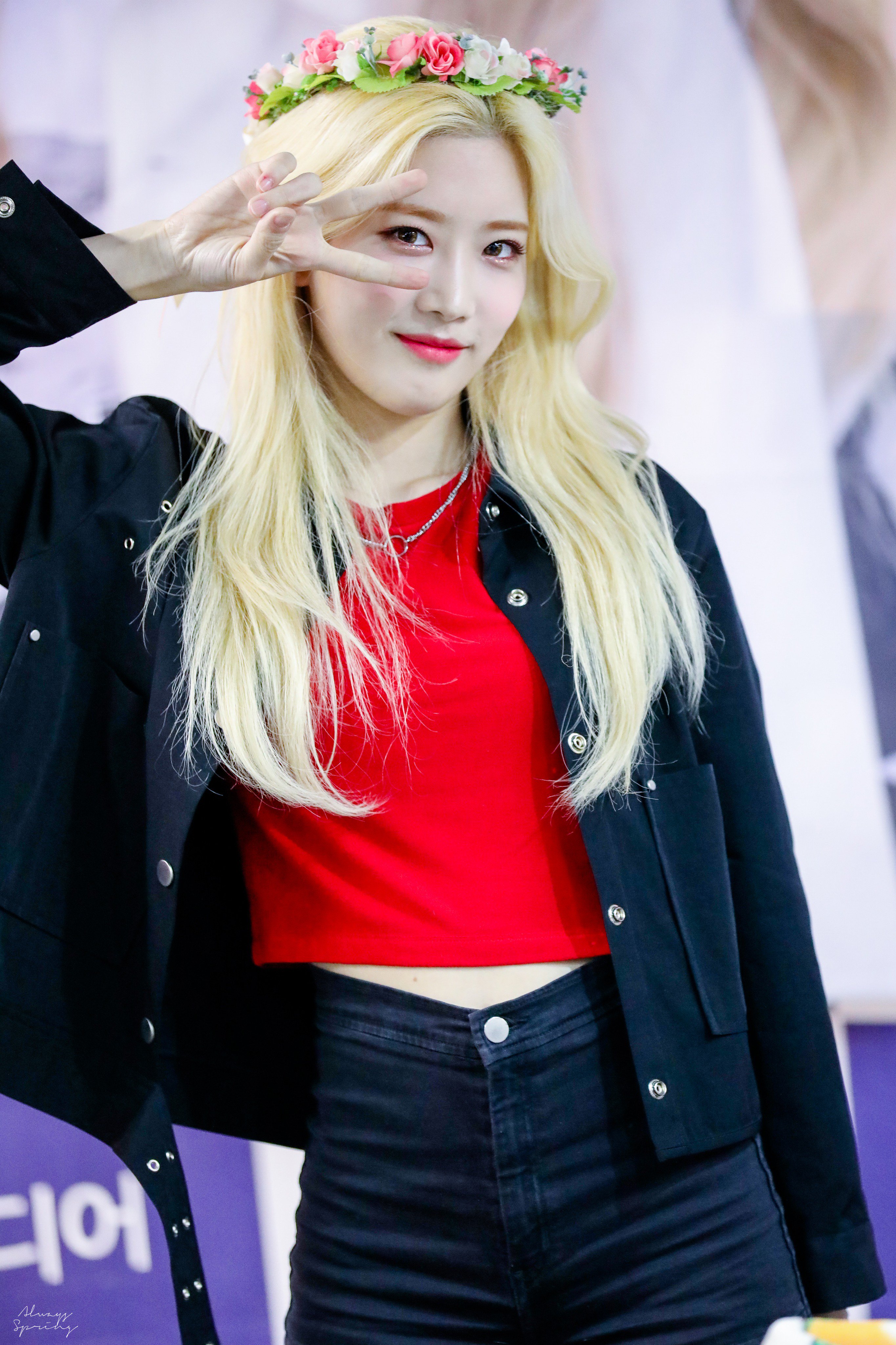 Kim Lip | Scrolller