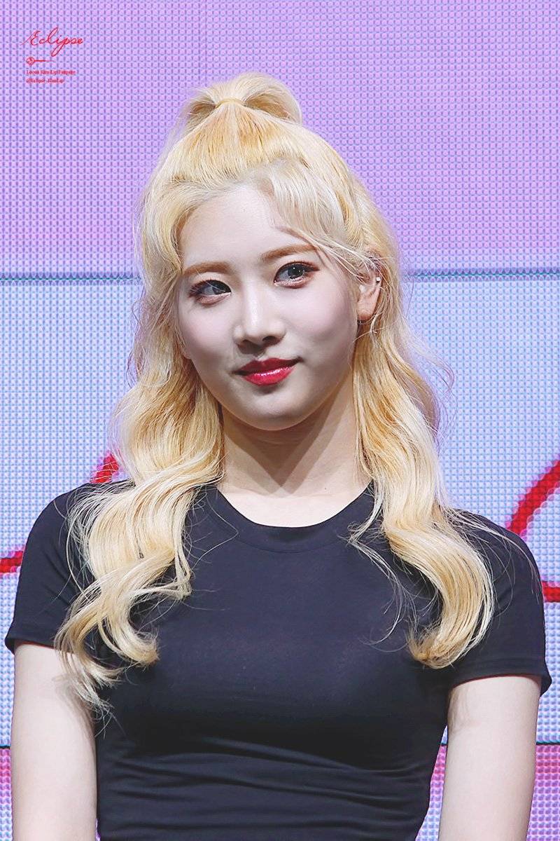 Kim Lip | Scrolller
