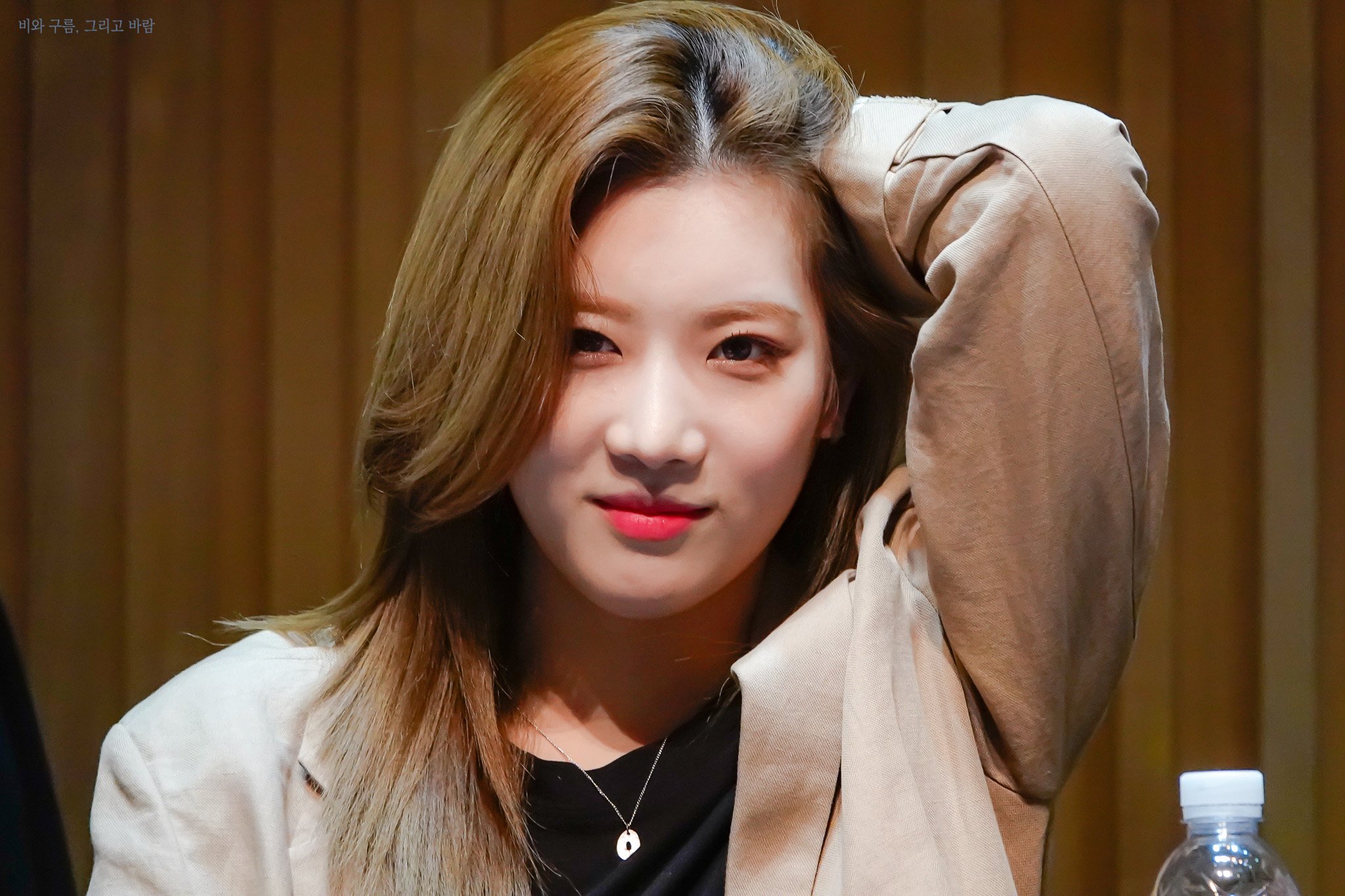 Kim Lip | Scrolller