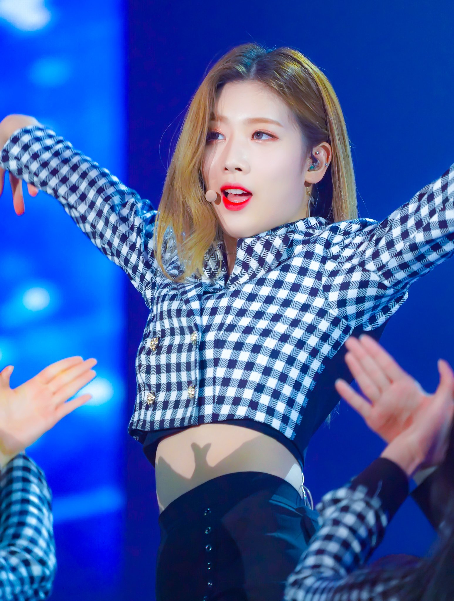Kim Lip! | Scrolller