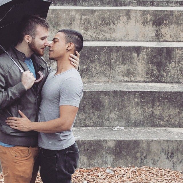 Kissing In The Rain | Scrolller