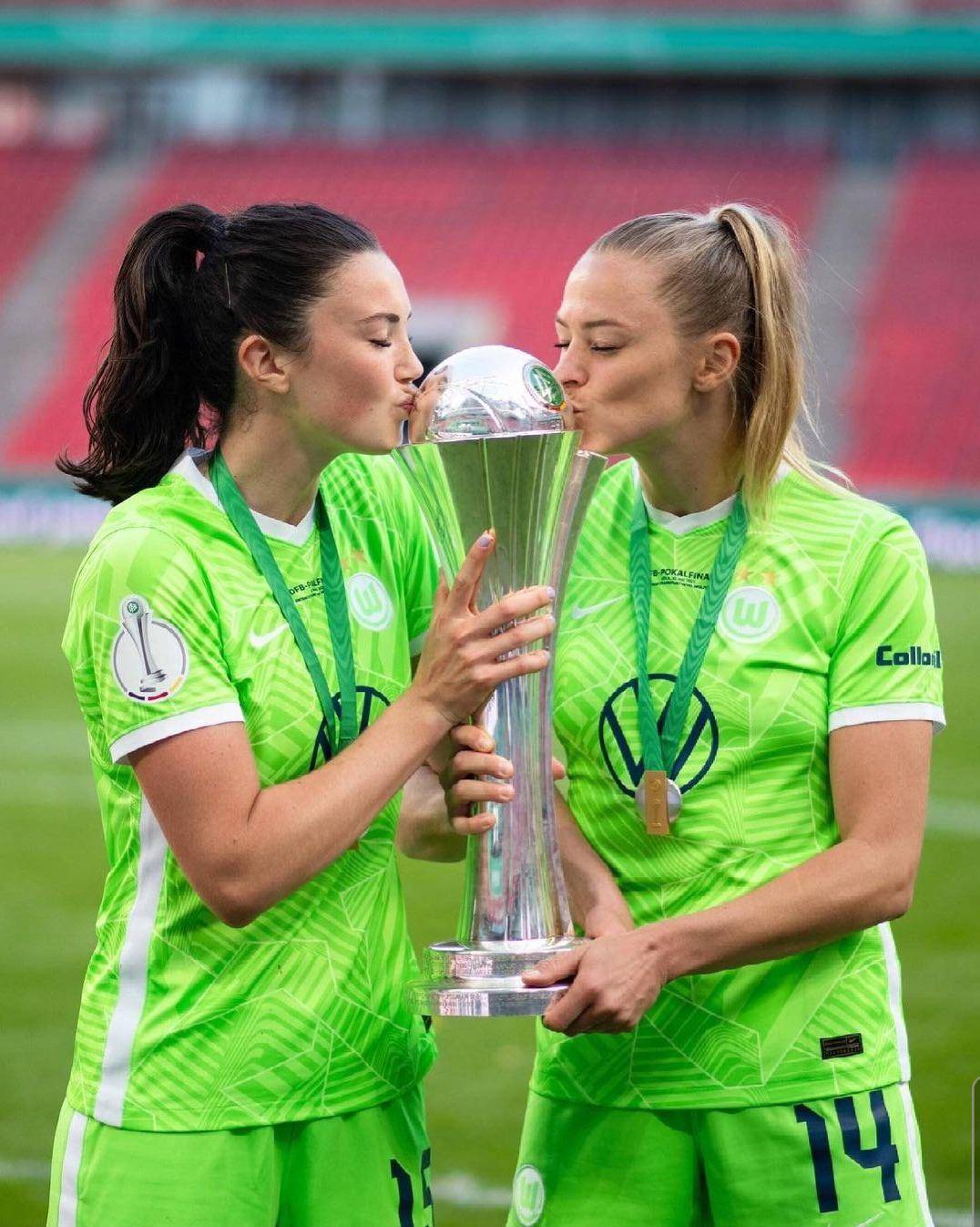 Kissing trophy | Scrolller