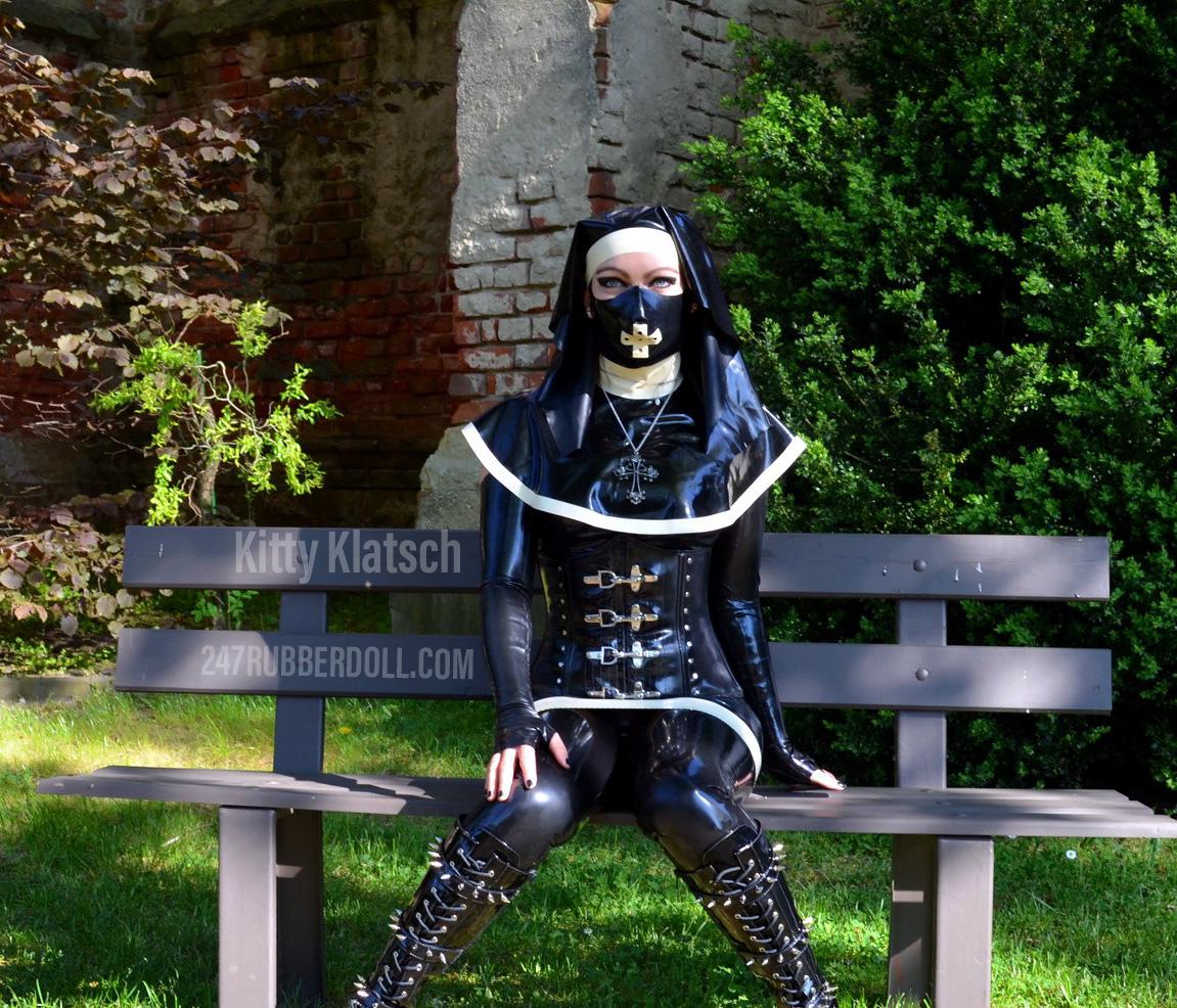Gothic nun | Scrolller