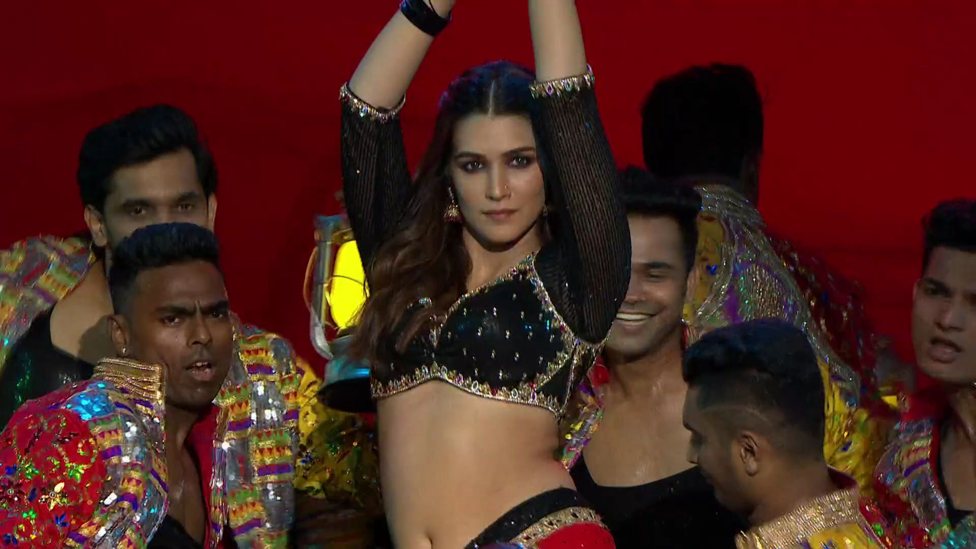 Kriti Sanon - Zee Cine Awards 2020 - Full Performance | Scrolller