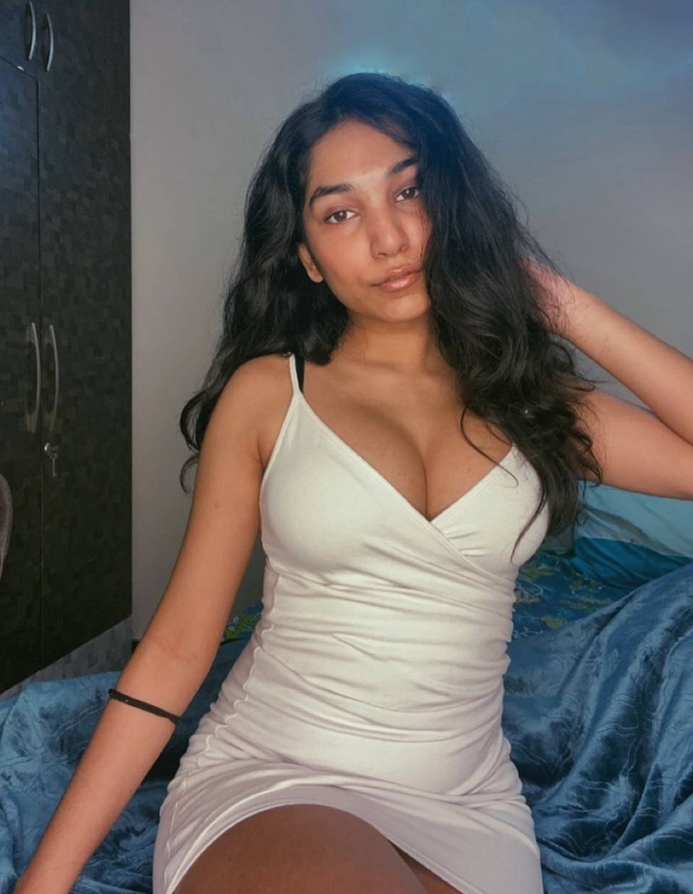 Lady in white | Scrolller