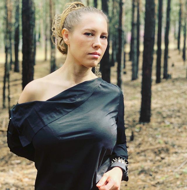 Lady in woods | Scrolller