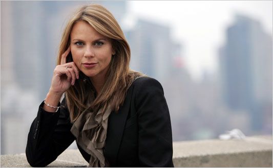 Lara Logan posing | Scrolller