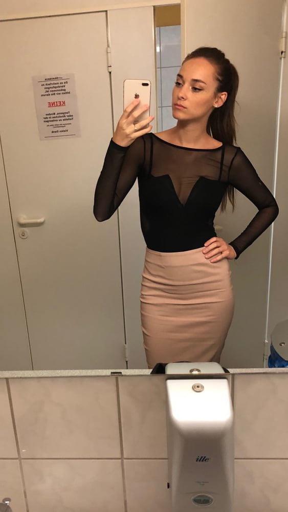 Larissa Riess | Scrolller