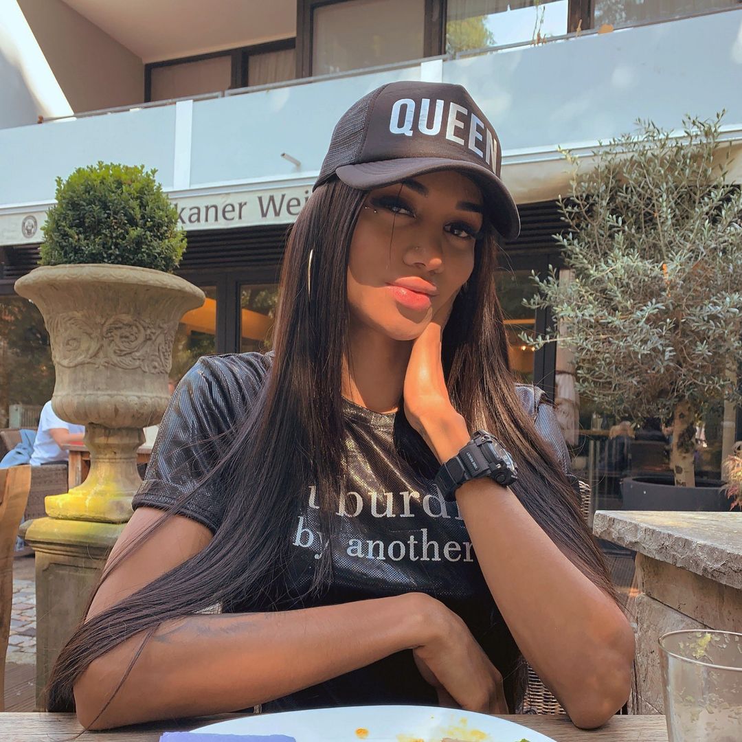 Laura Saenz | Scrolller