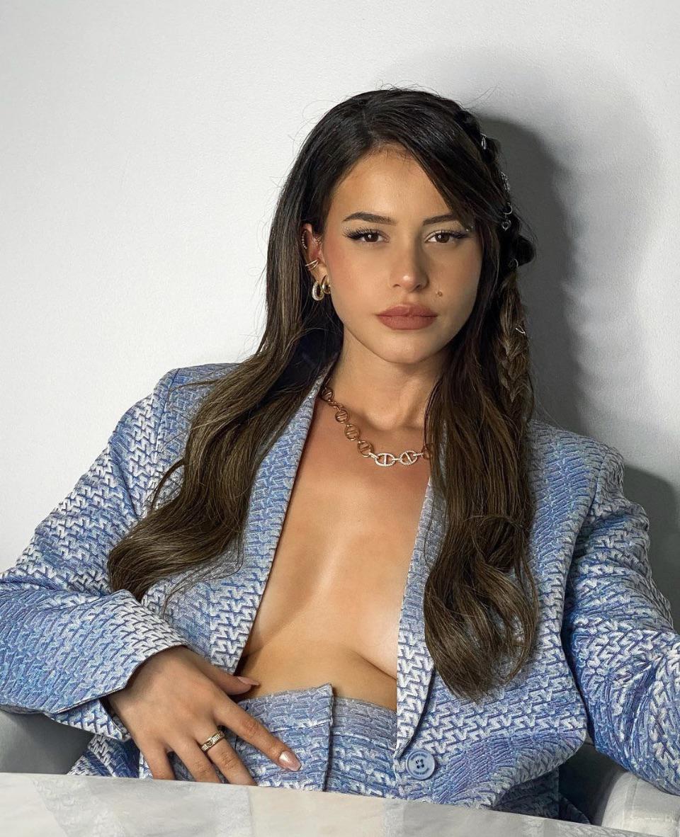 Lea Elui is such a tease | Scrolller