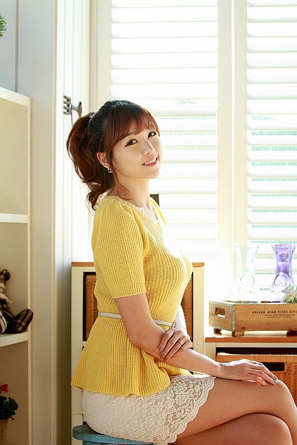 Lee Eun Hye Yellow And White Scrolller 9544
