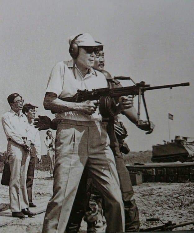 Lee Kuan Yew firing machine gun | Scrolller