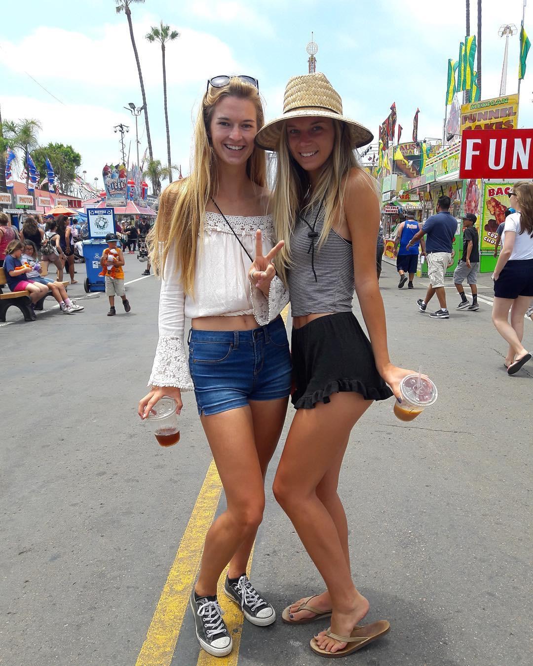 Leggy Blondes Scrolller