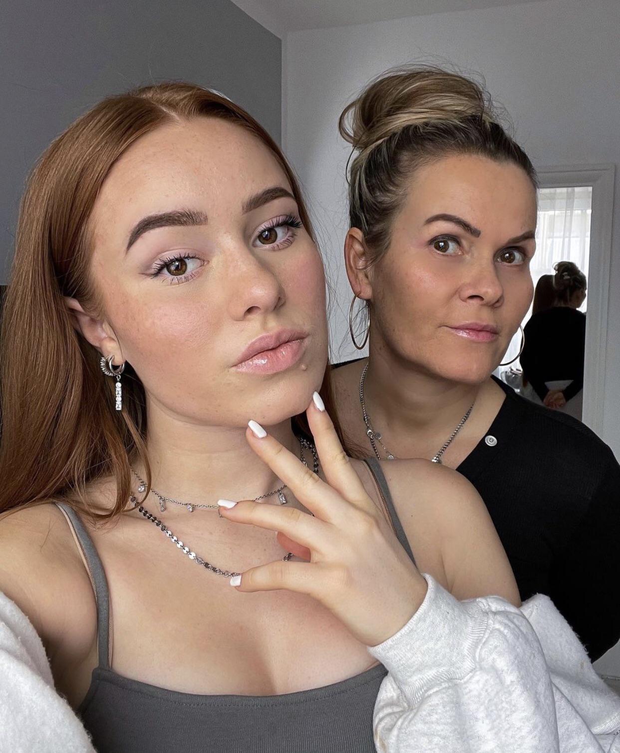 Leo mit ihrer geilen Mutter. Was glaubt ihr was die beiden so treiben? | Scrolller