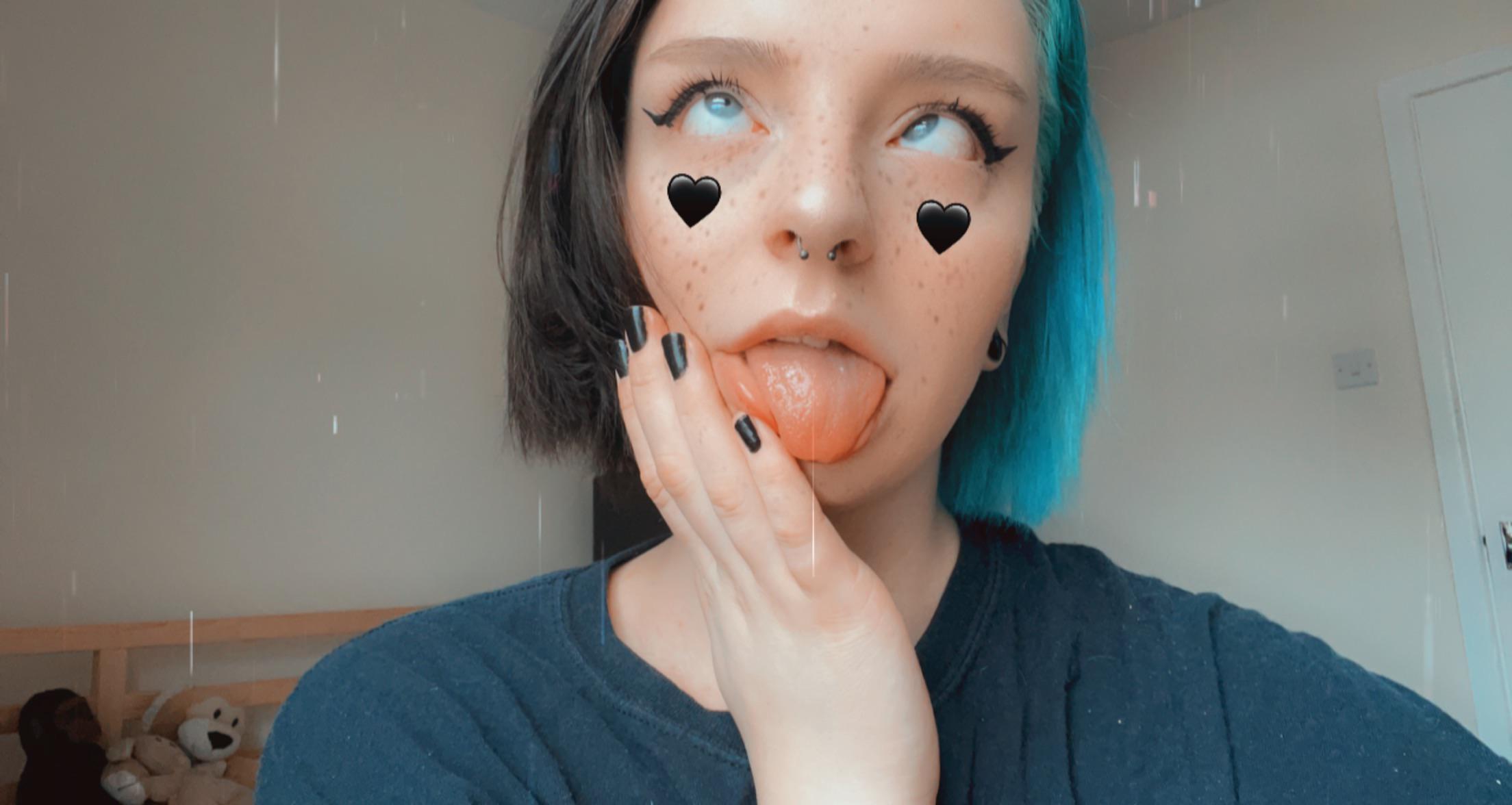 Let me be your emo girlfriend 🥰 | Scrolller