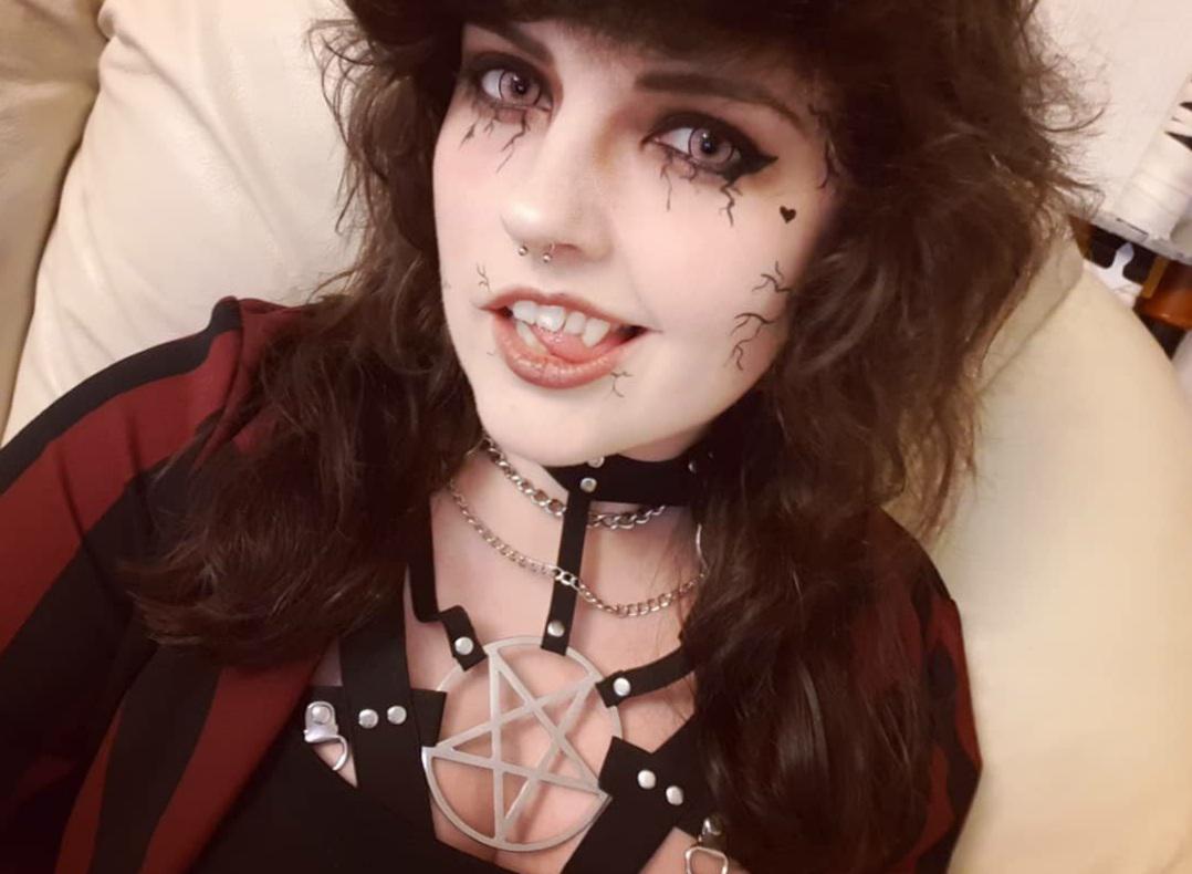 Let me bite you and leave pretty marks everywhere? 🖤 | Scrolller