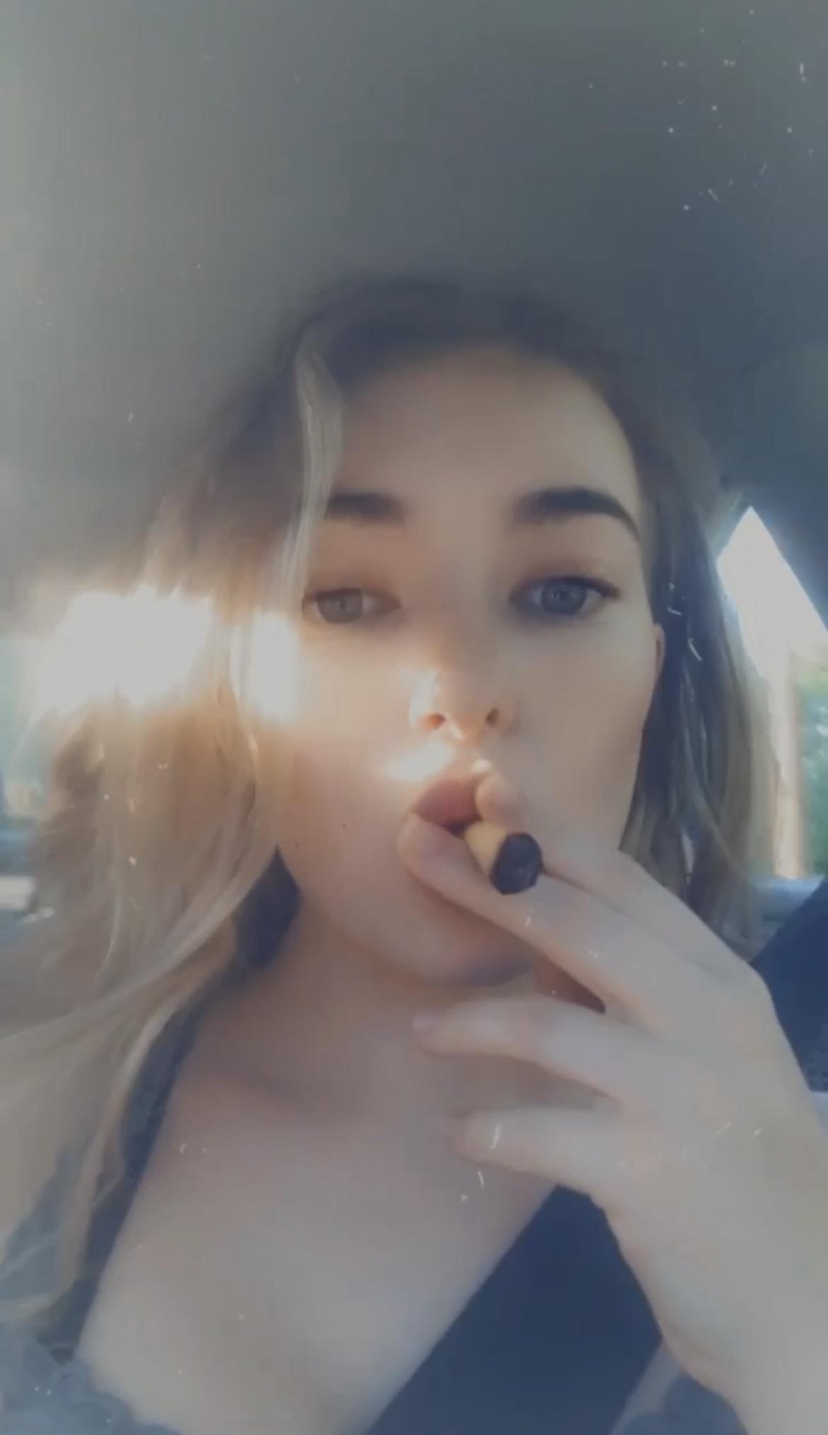 let me roll your blunts for u bae😋💕 | Scrolller