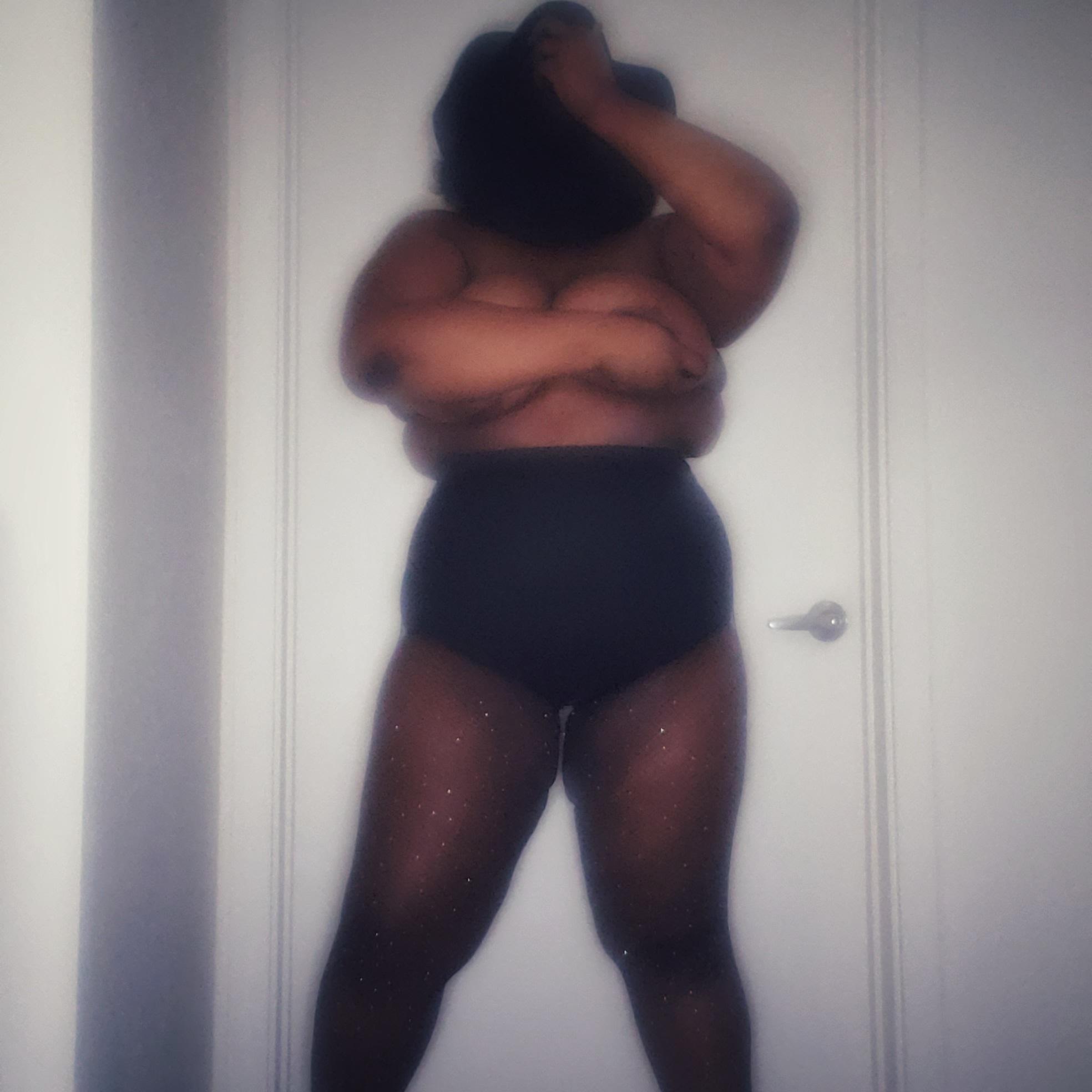 So thic I can barely keep them covered. | Scrolller