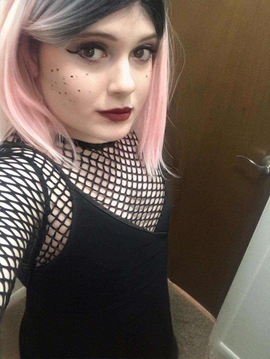 Let’s get in some trouble tonight | Scrolller