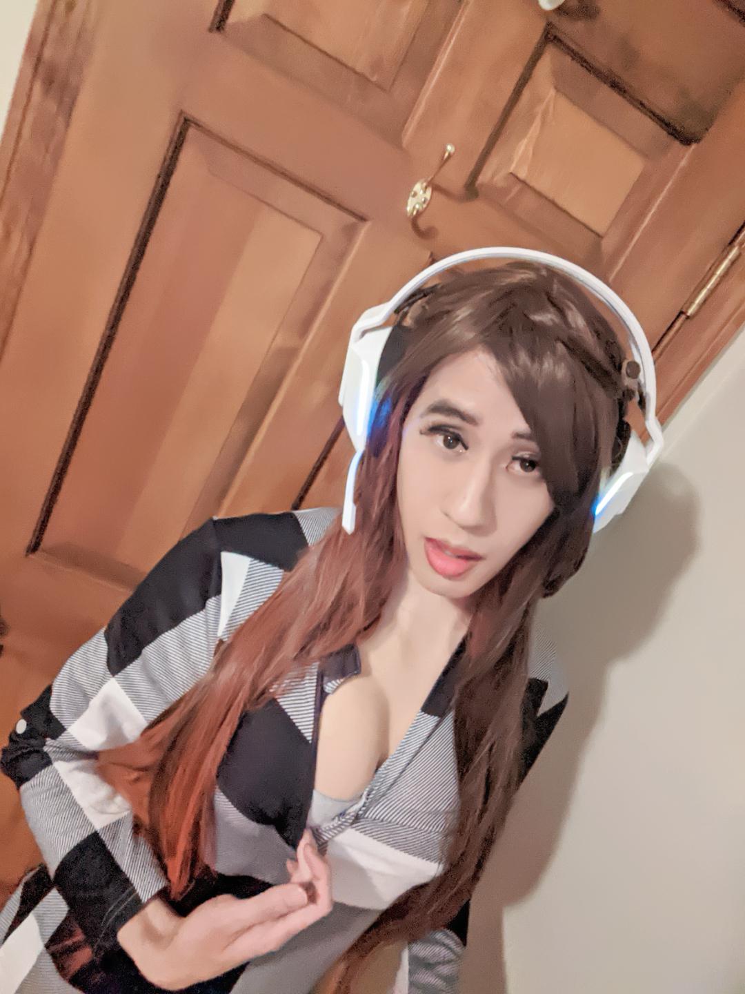 Let's do a hot tub stream 😜 | Scrolller