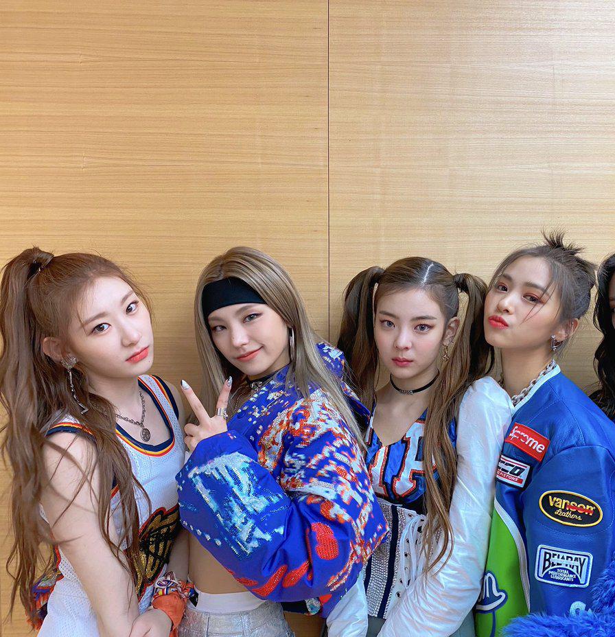 Lets jerk to the girls from itzy together | Scrolller