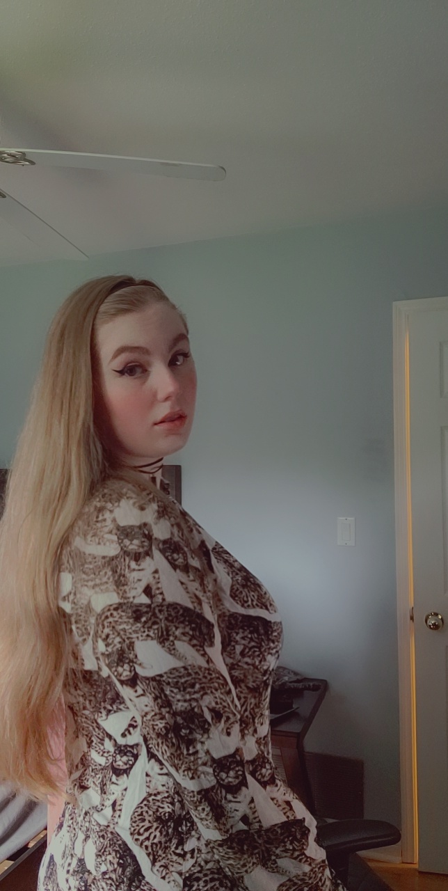 Let's pretend this is candid and I didn't set a timer and pose for it lmao (22F) | Scrolller