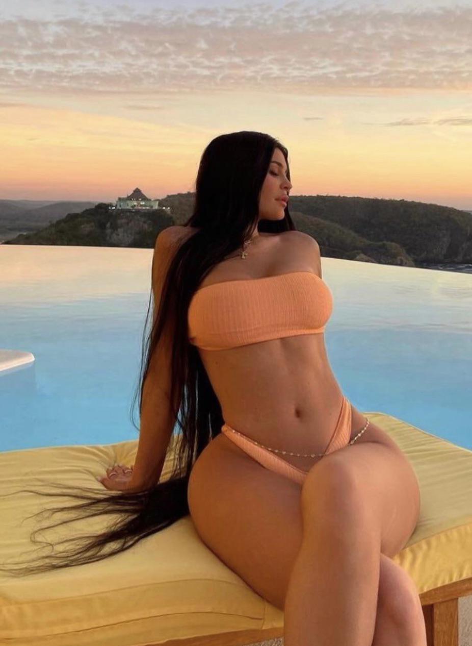 Lets worship our goddess! | Scrolller