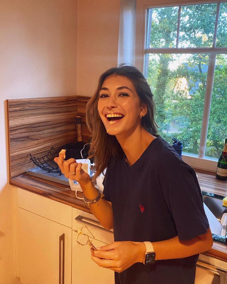 Lilly Lagodka | Scrolller