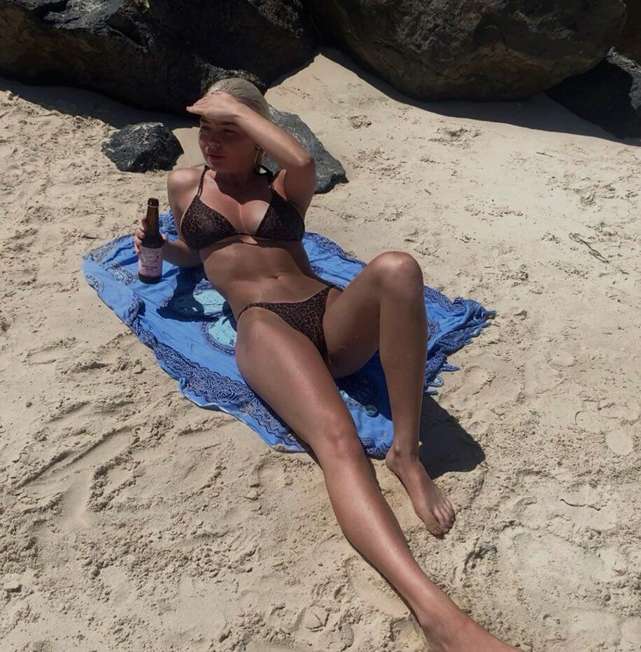 Lilly Van der Meer | Scrolller