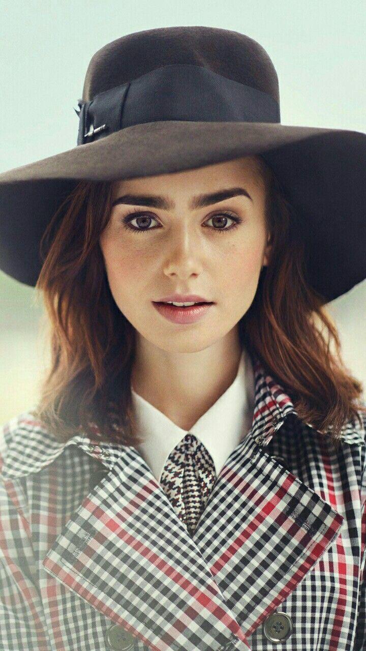 Lily Colins Scrolller