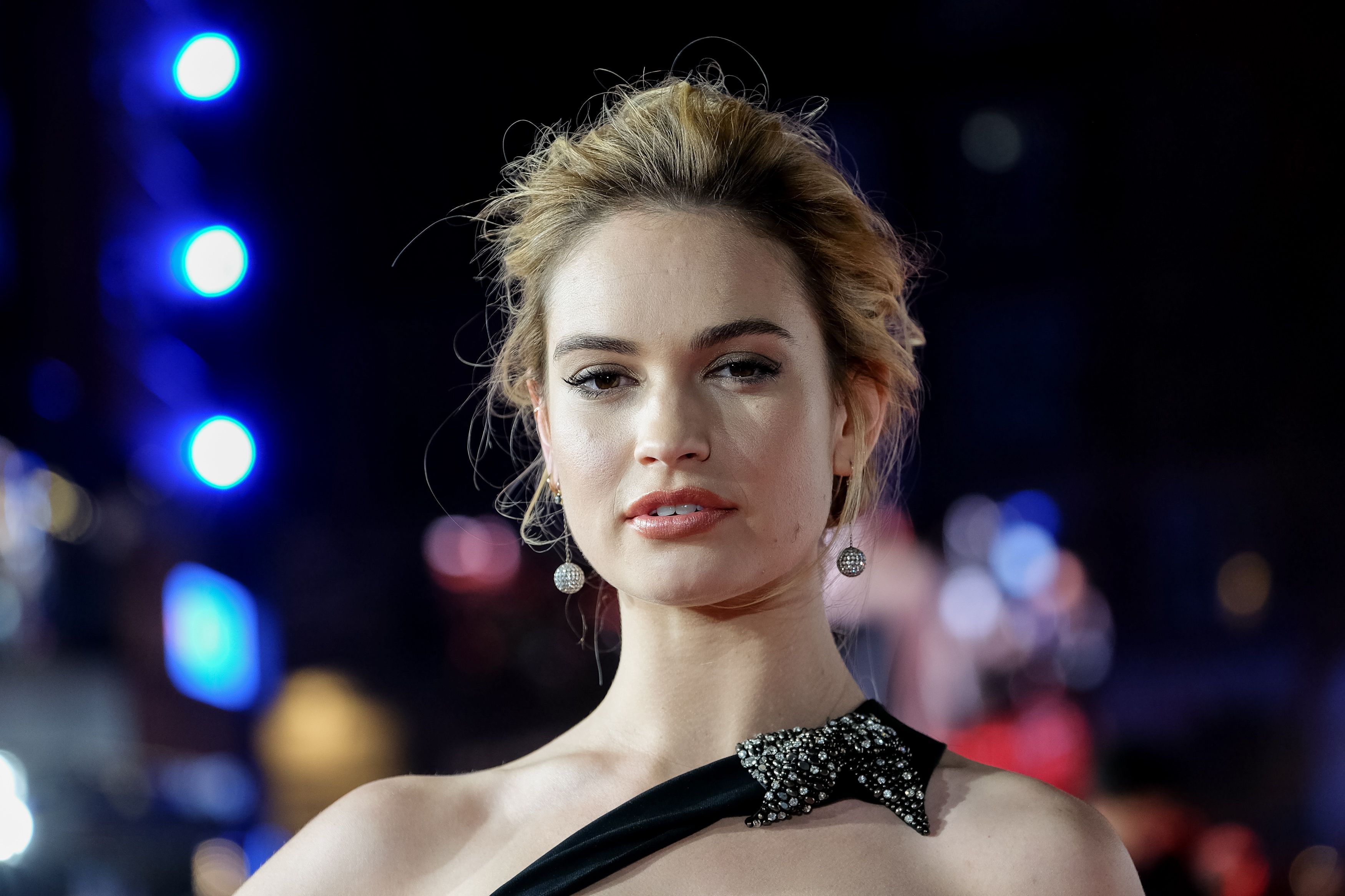 Lily James | Scrolller