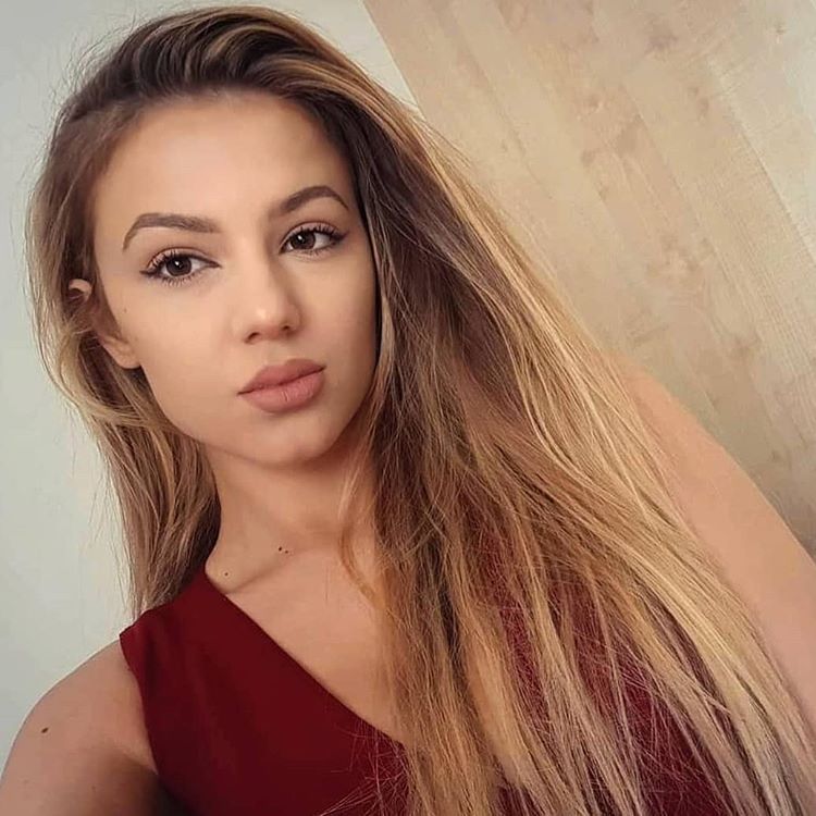 Lippy Chick | Scrolller