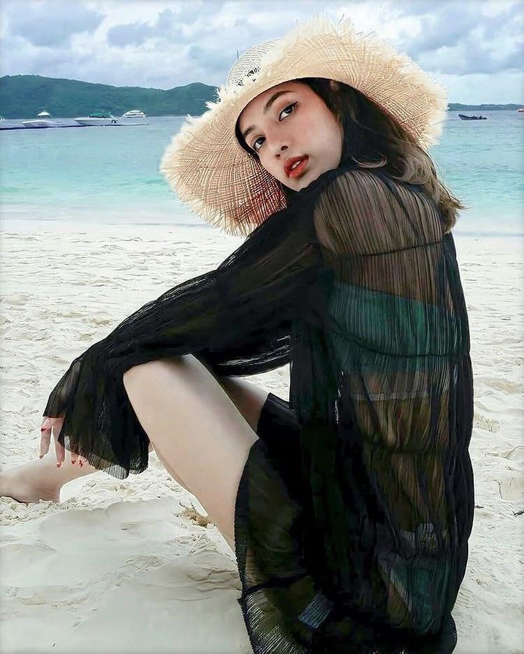 Lisa in bikini | Scrolller