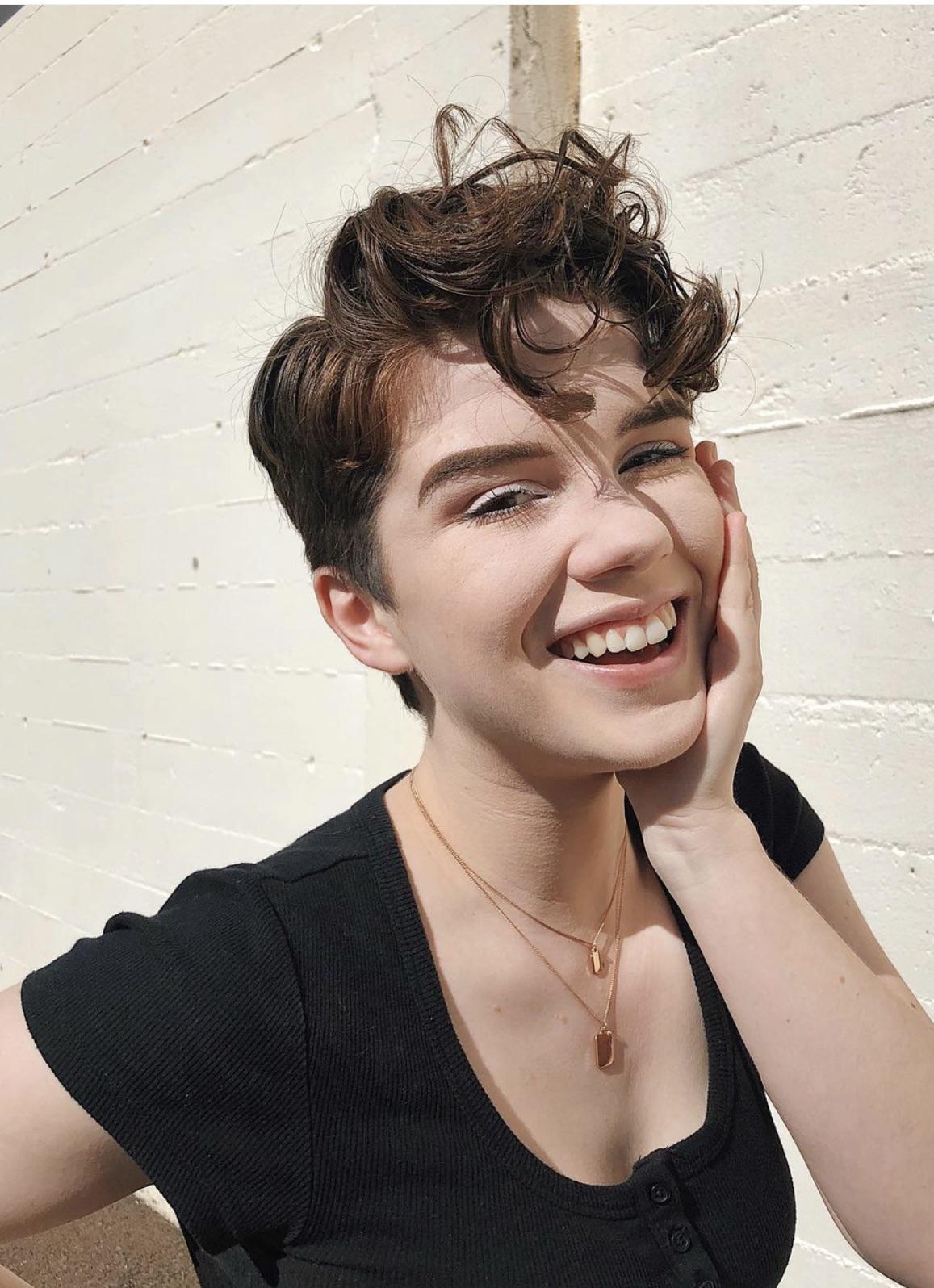 Little bit of cleavage | Scrolller