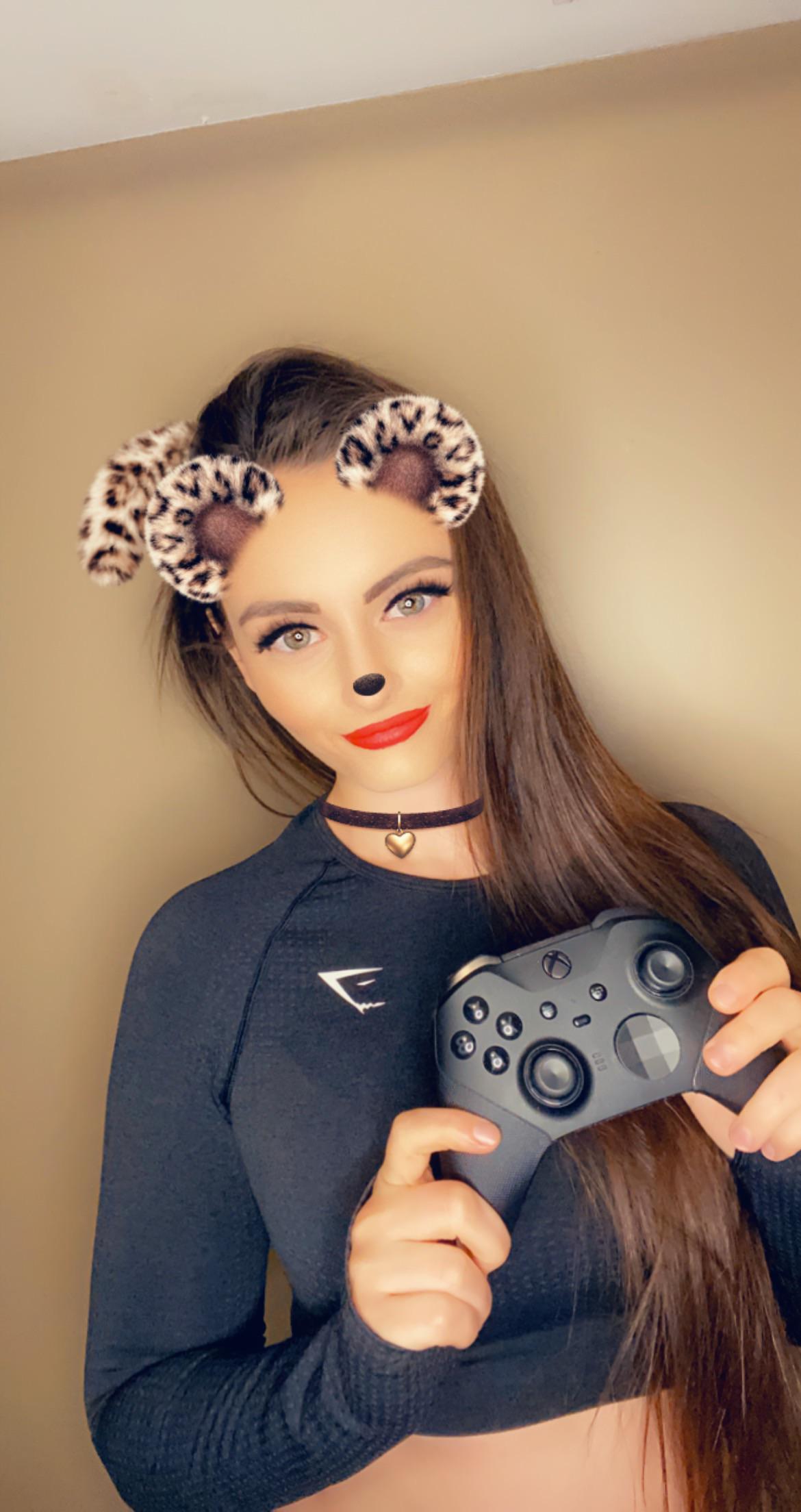 Little kitten gamer 💕🎮 would you watch me play? | Scrolller