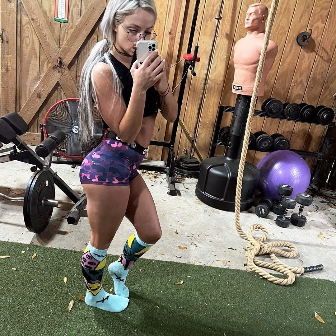 Liv 💦 | Scrolller